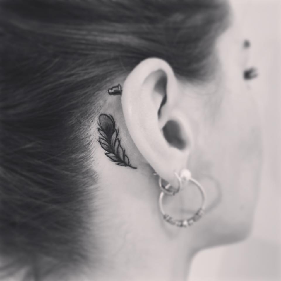 Tatuaje: Pluma por Borà Tattoo Studio - Tatuajes para Mujeres
