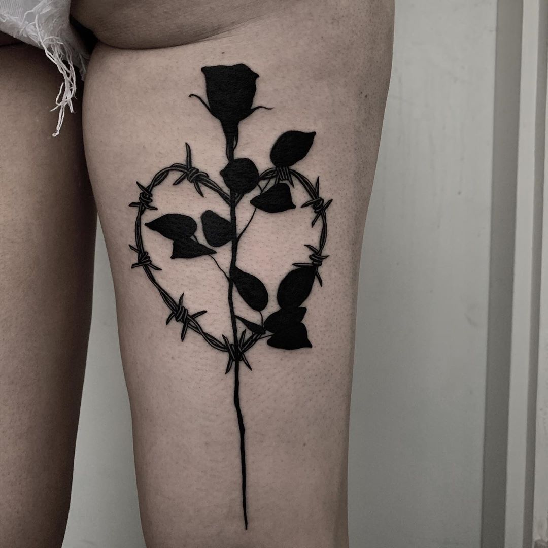 Tatuaje: Flor rosa negra con corazón de espinas por Hayden Thompson ...