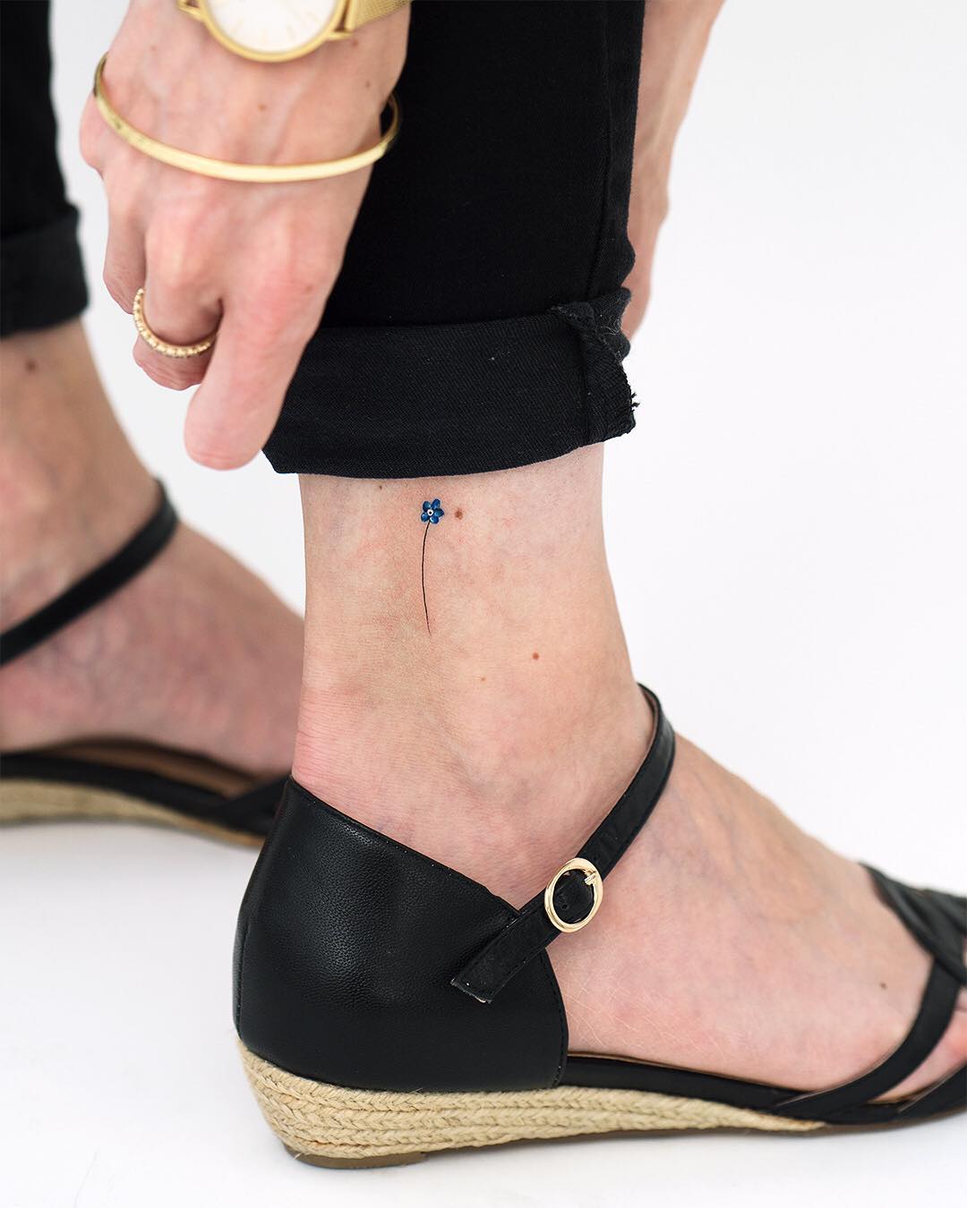 Tatuaje: Pequeña flor azul por Rey Jasper - Tatuajes para Mujeres