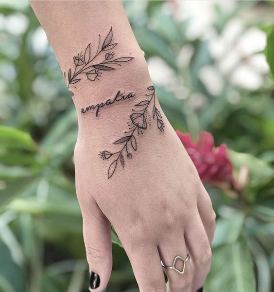 Tatuaje Enredadera De Flores Y Hojas Con La Frase Empatía Tatuajes Para Mujeres