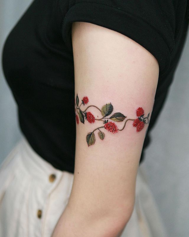 Tatuaje: Enredadera de moras rojas por Tattooist Sion - Tatuajes para ...